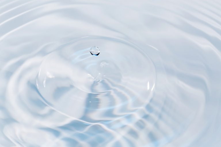 アルカリイオン水と水素水を飲む効果とは？それぞれの違いや注意点を解説 | SHINE+ 暮らしを磨く